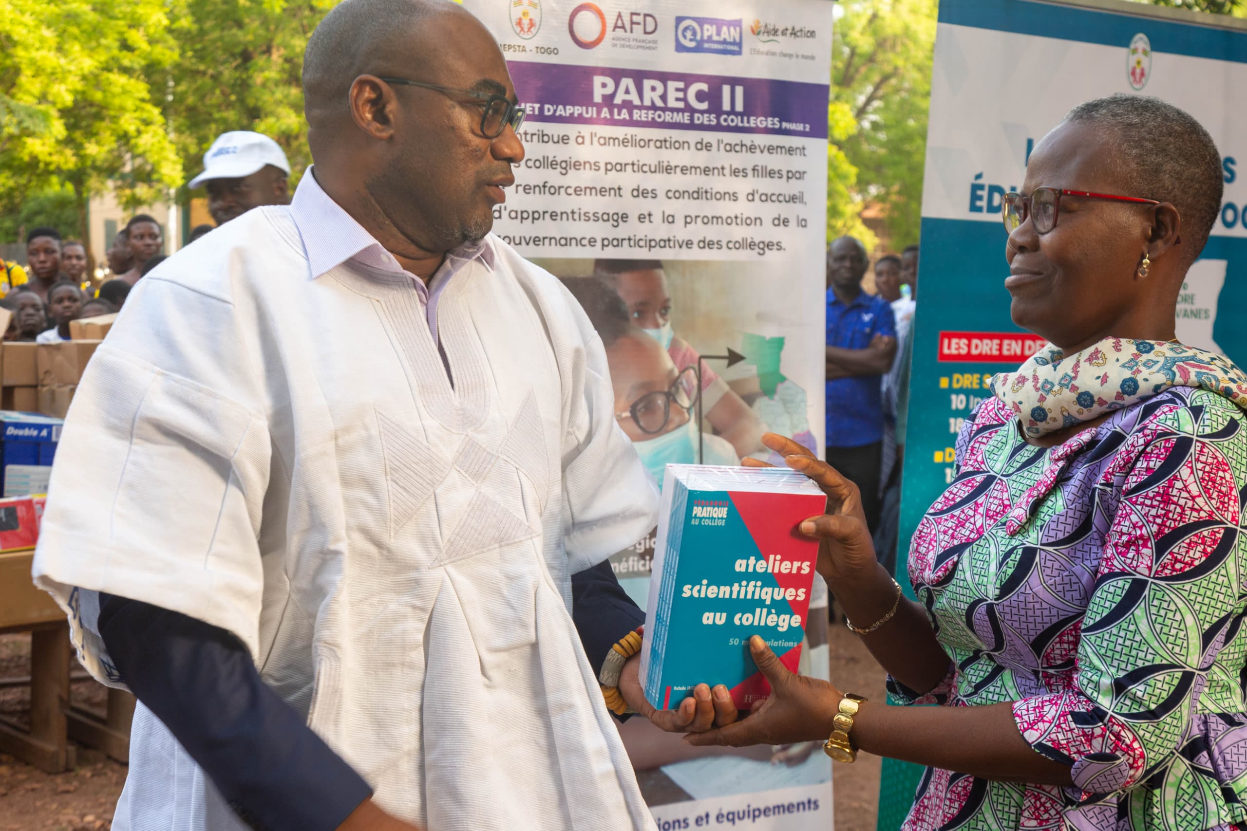 MEPST: Les 1035 collèges publics du Togo dotés de supports pédagogiques ...